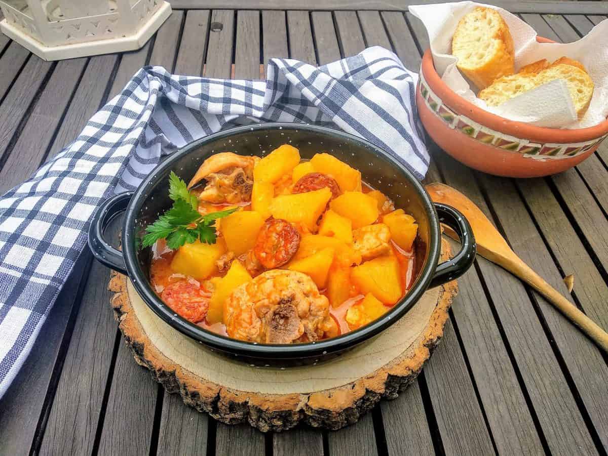 Guiso de pollo con patatas y verduras, rápido - Pan y Cebolla